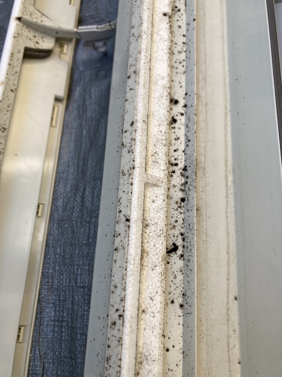 エアコンクリーニング SHARP AY-H28H 送風ファン・ドレンパン分解 - 中野さん@おそうじ日記