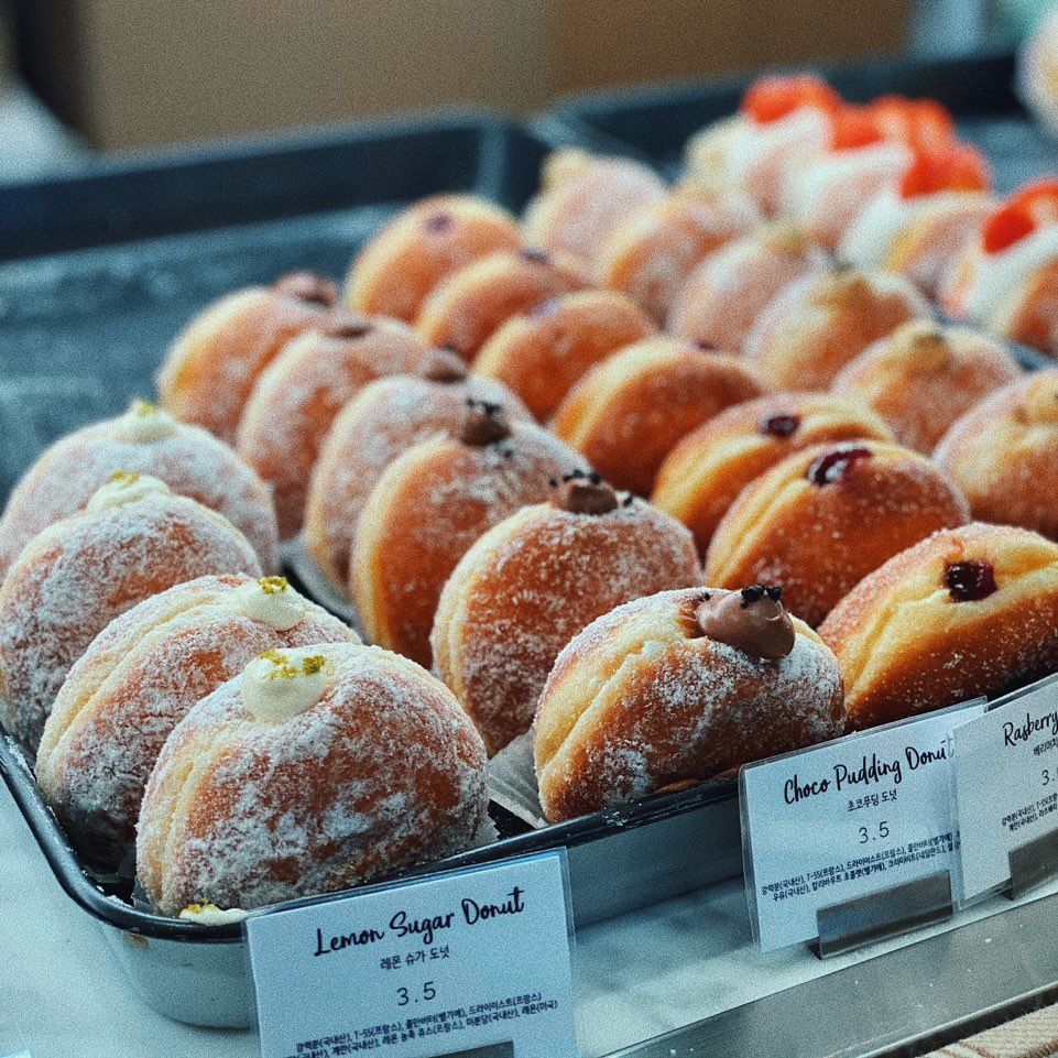 Knotted Donuts in ソウル - Seoul Cause