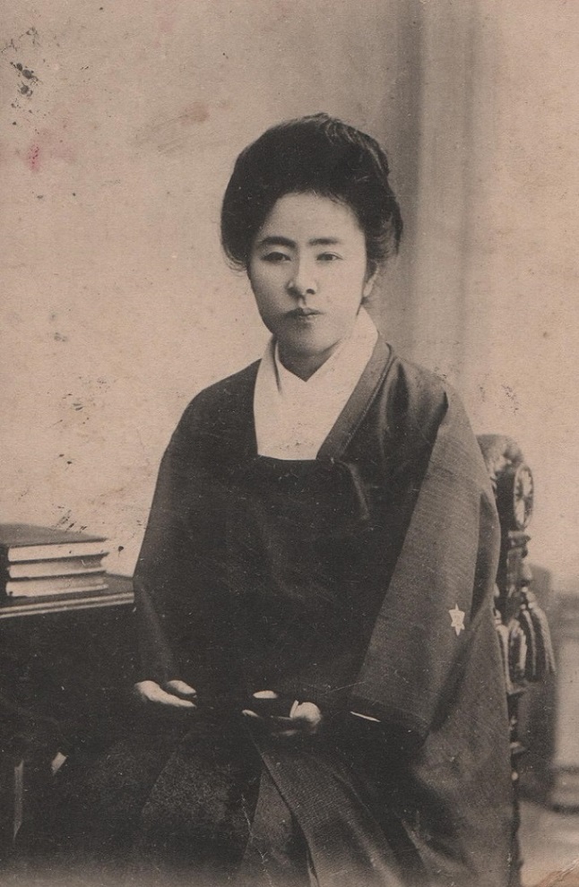 「下田歌子女史」 （洋装 和装 絵葉書） （明治） - 蔵書目録