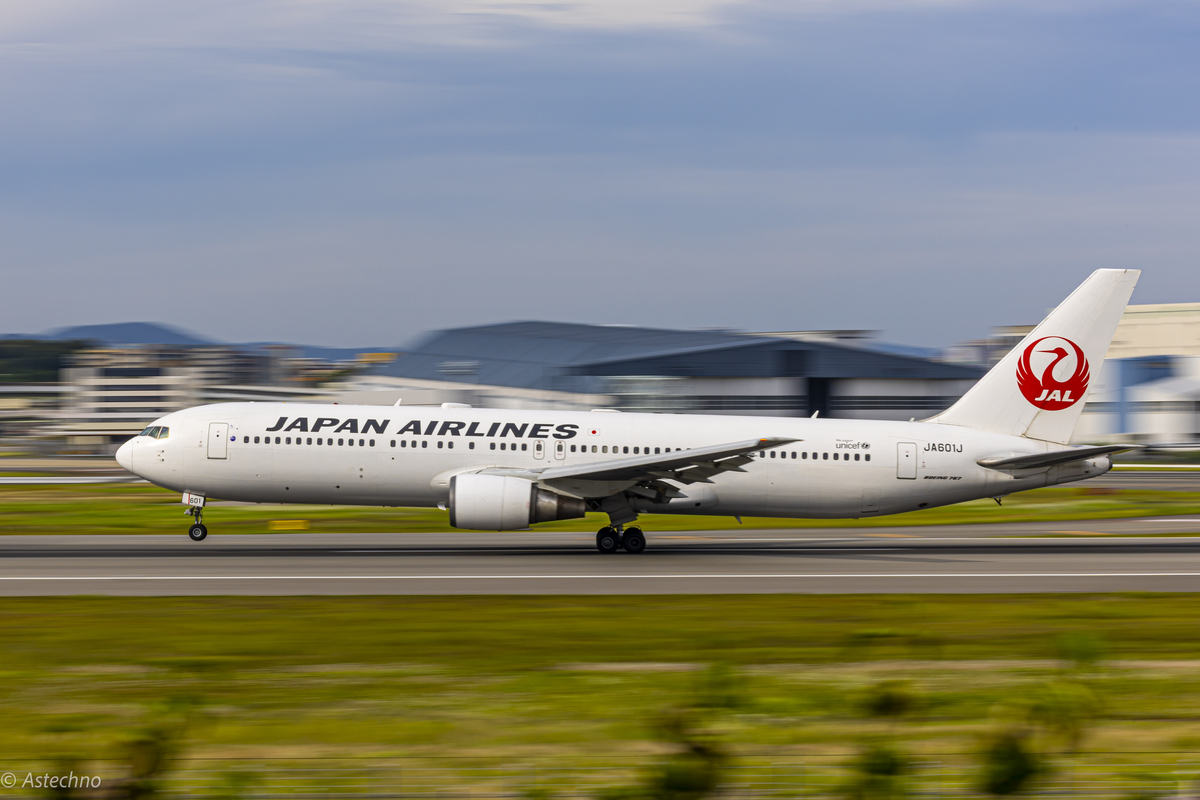 EOS R6 Mark2の流し撮りモードを 使って飛行機を撮影 - Astechno の hikokiphoto