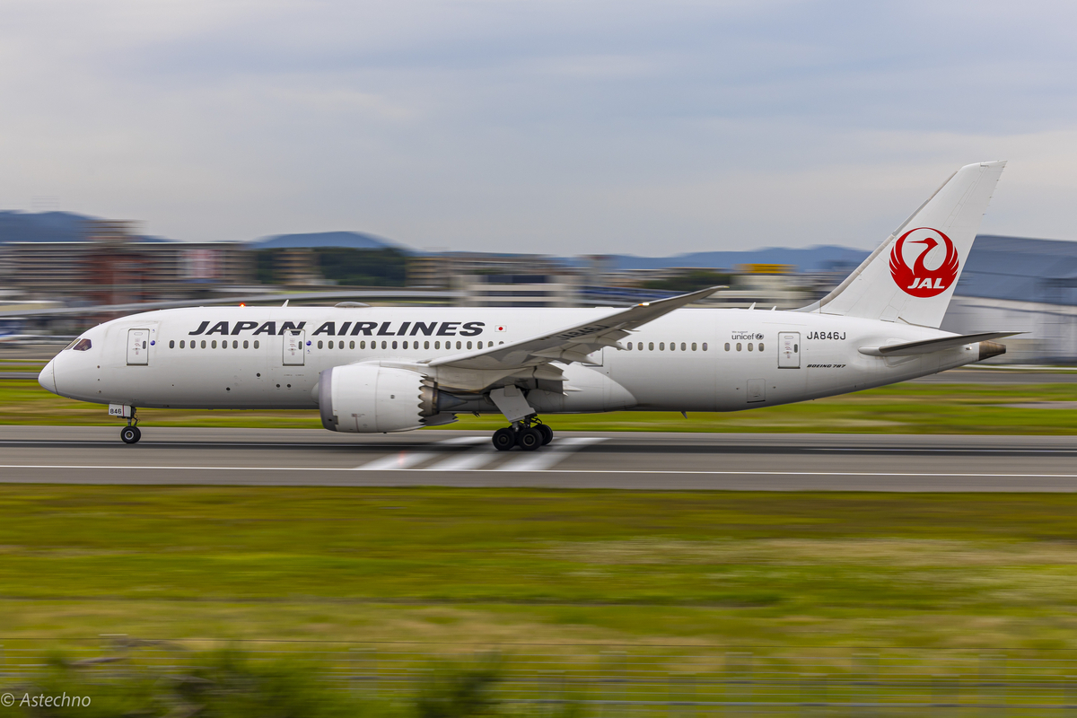 EOS R6 Mark2の流し撮りモードを 使って飛行機を撮影 - Astechno の hikokiphoto