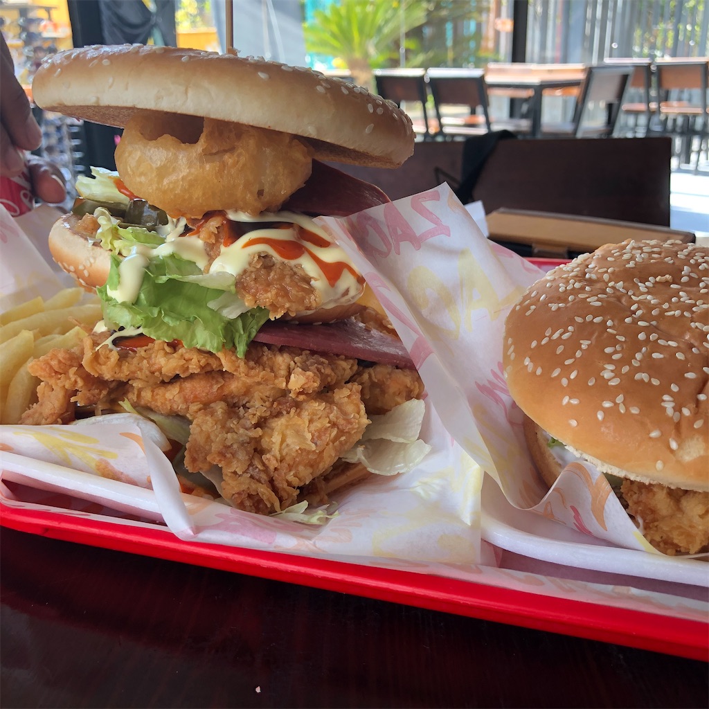メガサイズのチキンバーガー - エジプトってこんなところ