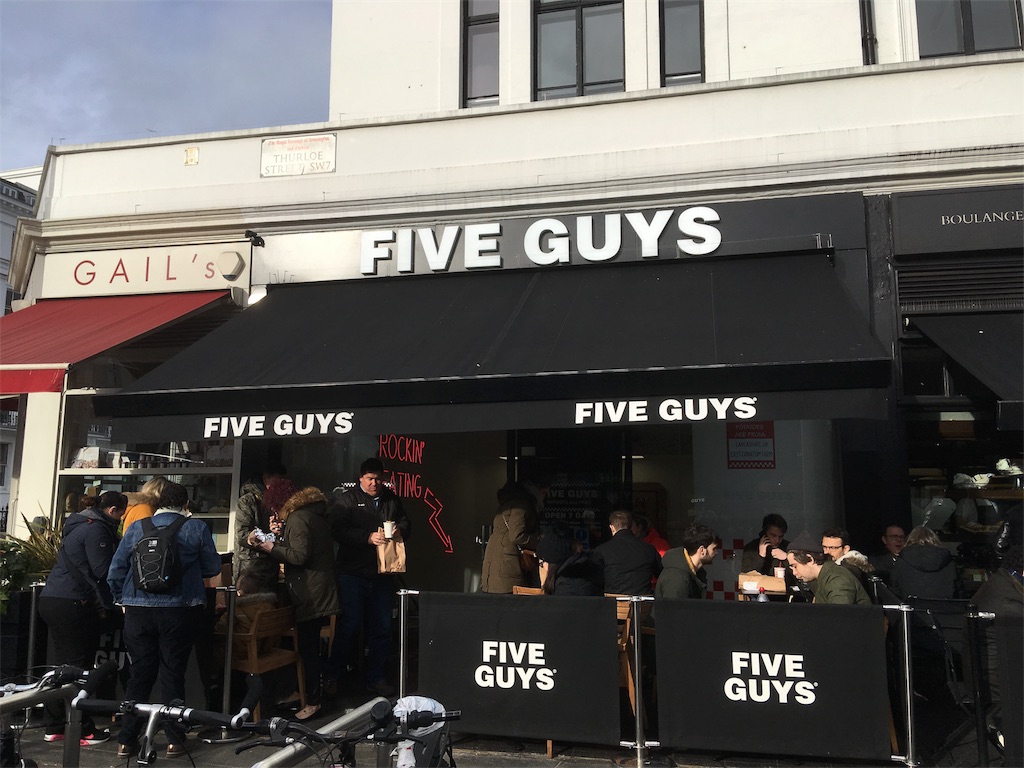 FIVE GUYS ロンドン 肉肉しいバーガーでがっつり！ - Japanese man in UK