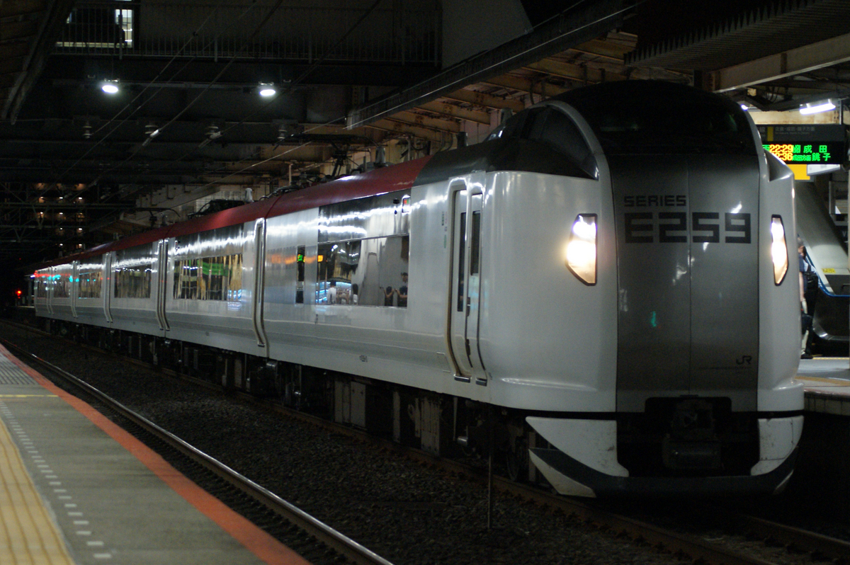 総武線撮影記。E259系「しおさい13号」、E217系快速、209系ローカルを地道に回収。E257系回送も。 - ひがなり雑記帳