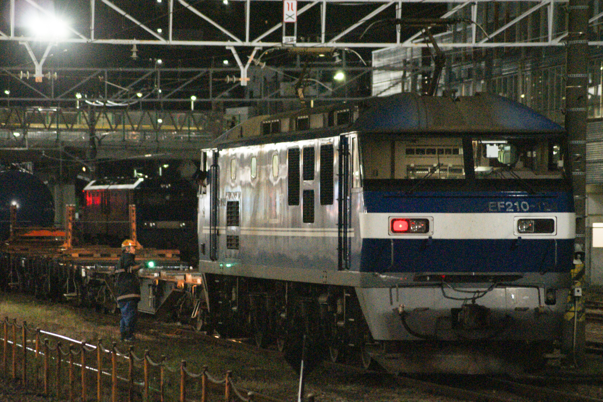 夜の蘇我駅での撮影。EF210牽引コキ？チキ？の試運転(?)、E217系・E233系・209系・E257系・ケヨ34編成。ローカルに亡霊透明人間出現。 - ひがなり雑記帳