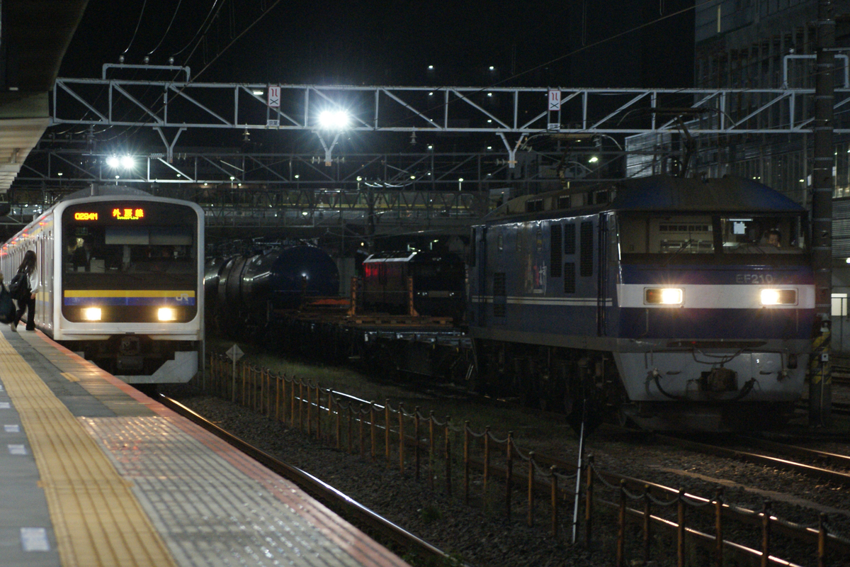 夜の蘇我駅での撮影。EF210牽引コキ？チキ？の試運転(?)、E217系・E233系・209系・E257系・ケヨ34編成。ローカルに亡霊透明人間出現。 - ひがなり雑記帳