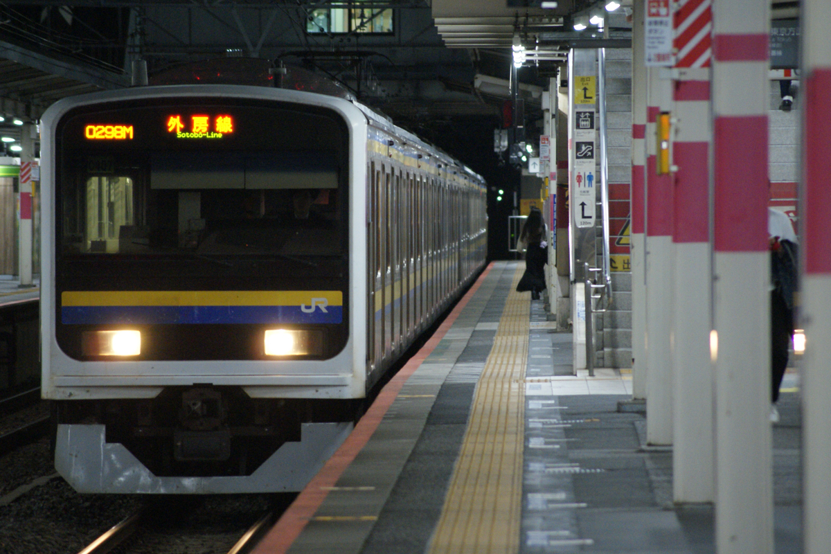 夜の蘇我駅での撮影。EF210牽引コキ？チキ？の試運転(?)、E217系・E233系・209系・E257系・ケヨ34編成。ローカルに亡霊透明人間出現。 - ひがなり雑記帳