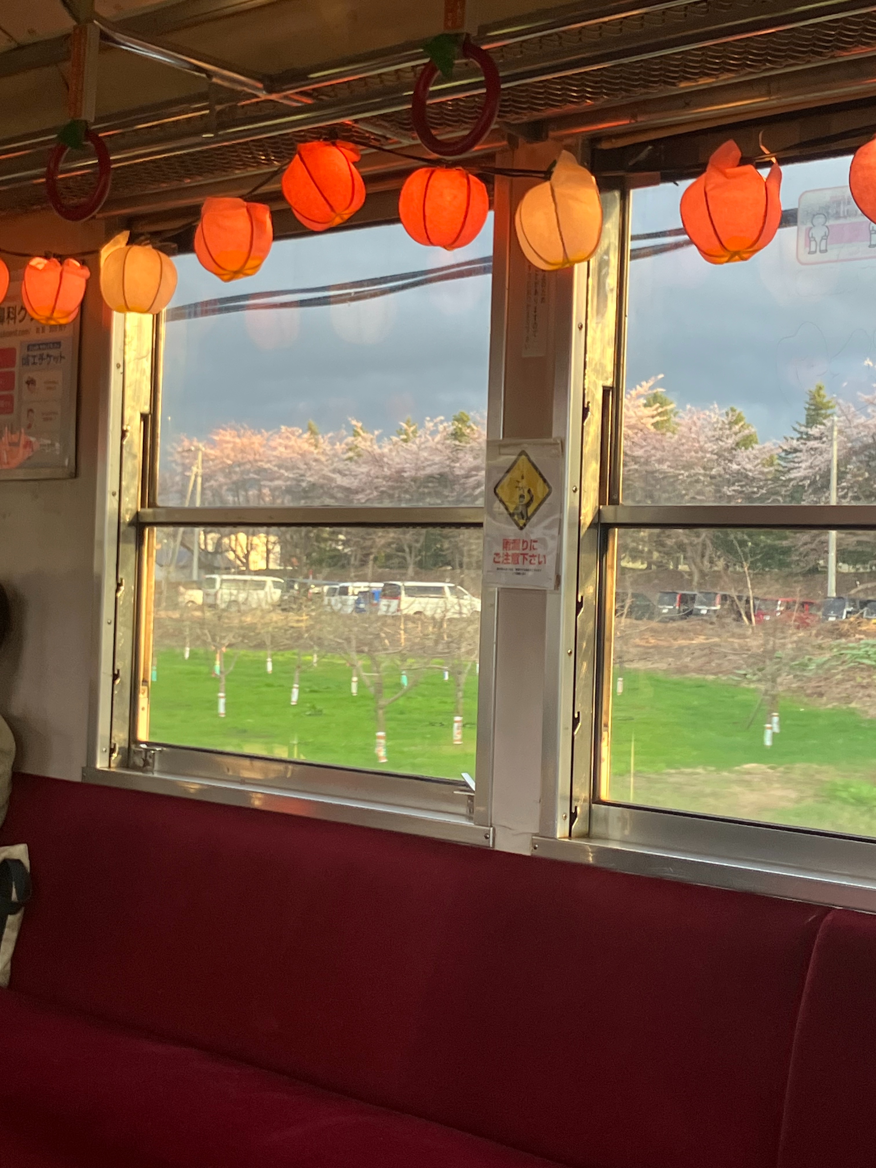 弘前滞在最終日。大鰐線「りんごねぷた列車」乗車、弘南鉄道弘南線7000系と田舎館駅。701系ローカル、E751系特急つがる、E5系はやぶさ号での帰り道。美しい岩木山。 - ひがなり雑記帳