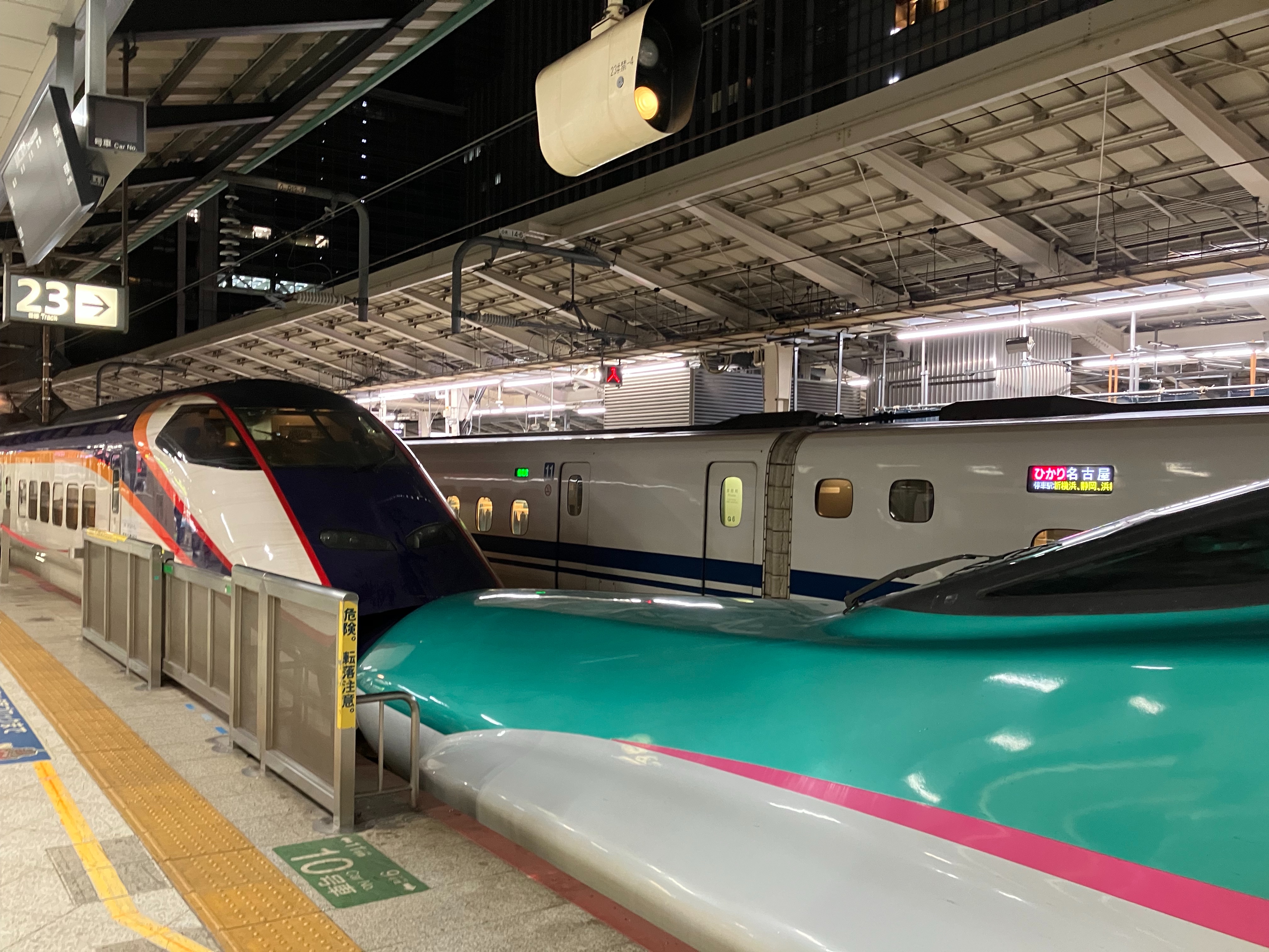 E3系2000番台L72編成に「つばさ、つなぐ」ラッピング（物議を醸した東京駅新幹線ホームにて） - あるふぉの落書き帳