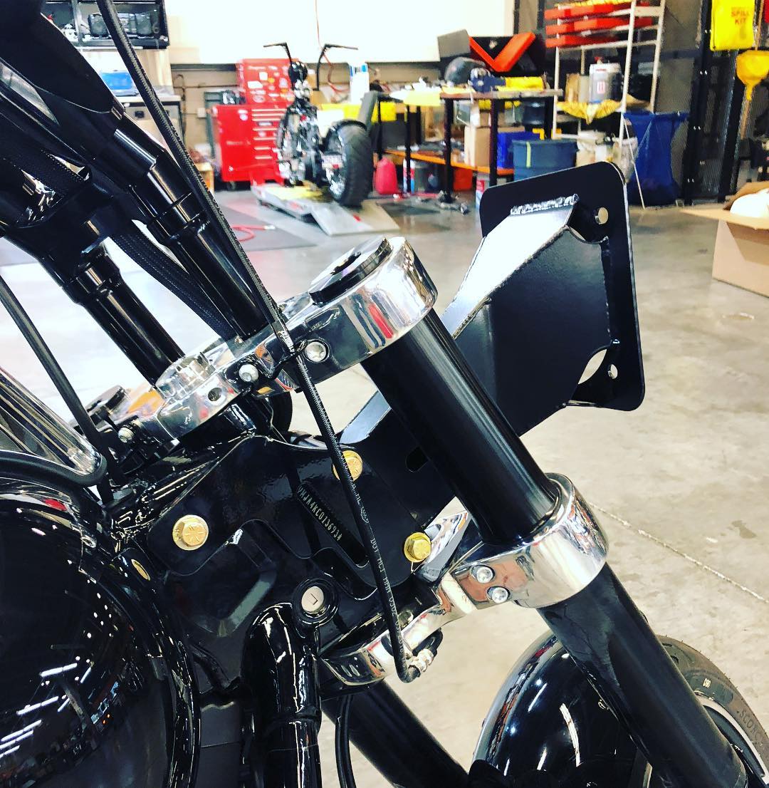 パーツ：CHD Customs「FXRT Fairing Mount Kit for M8 Softails」 - Cray Cray Post