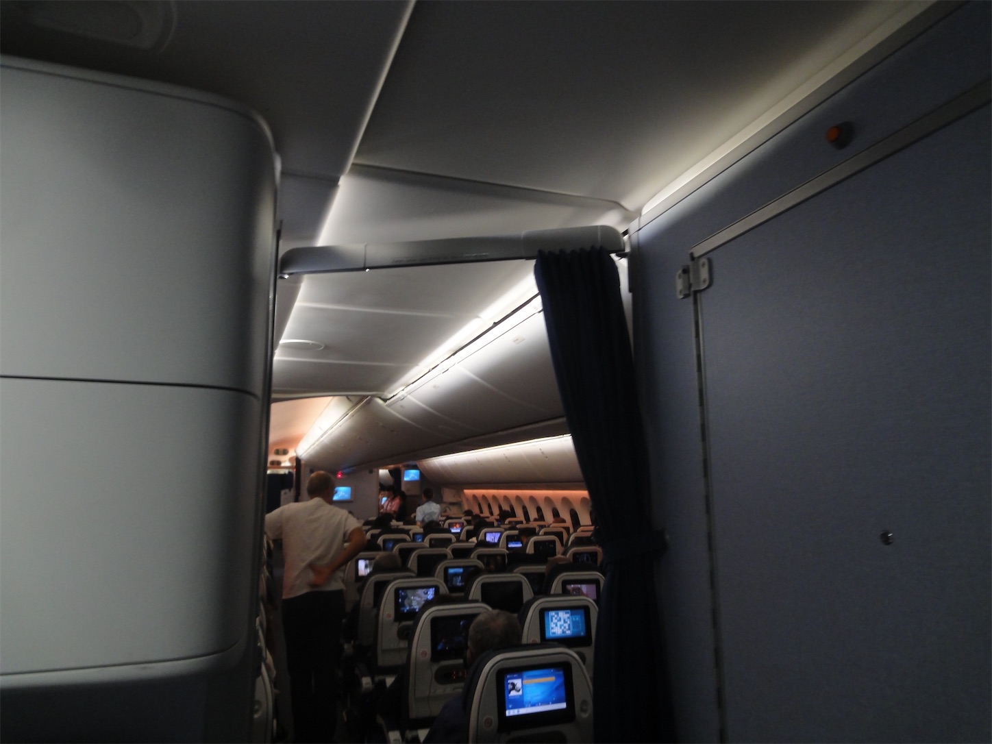 787の長距離線は辛い!? ANA ミュンヘン-東京羽田 NH218 エコノミークラス 搭乗記 - 航空三昧