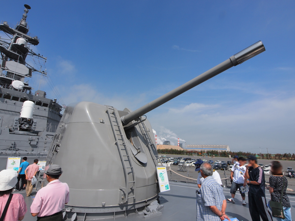 個別「[海上自衛隊][まきなみ][OTO 127mm砲]「まきなみ」のOTOメララ127mm砲。」の写真、画像 - 110718 八戸港 - Echigoya's fotolife