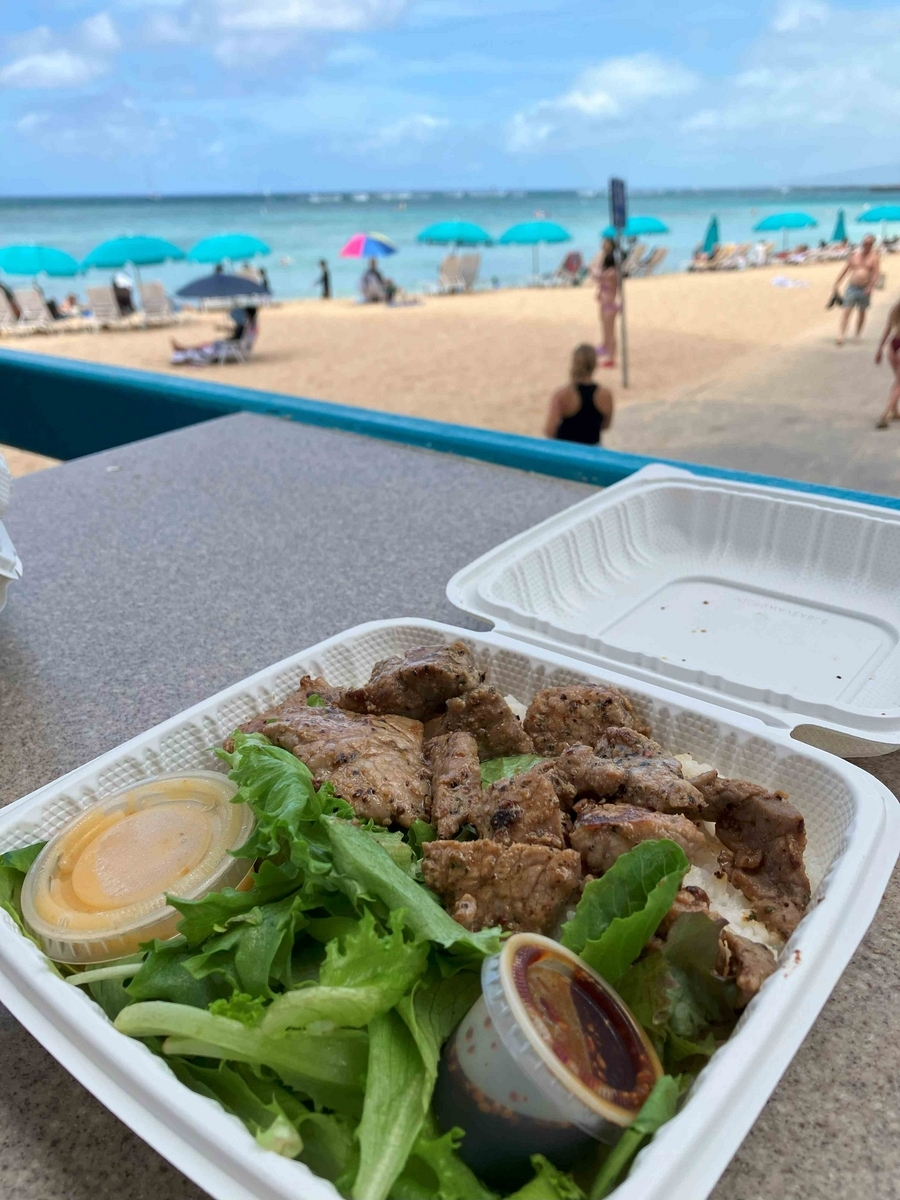 【ハワイグルメ】ステーキシャック（STEAK SHACK）！ワイキキのビーチに行列のできるテイクアウトステーキ！ - 旅飲み