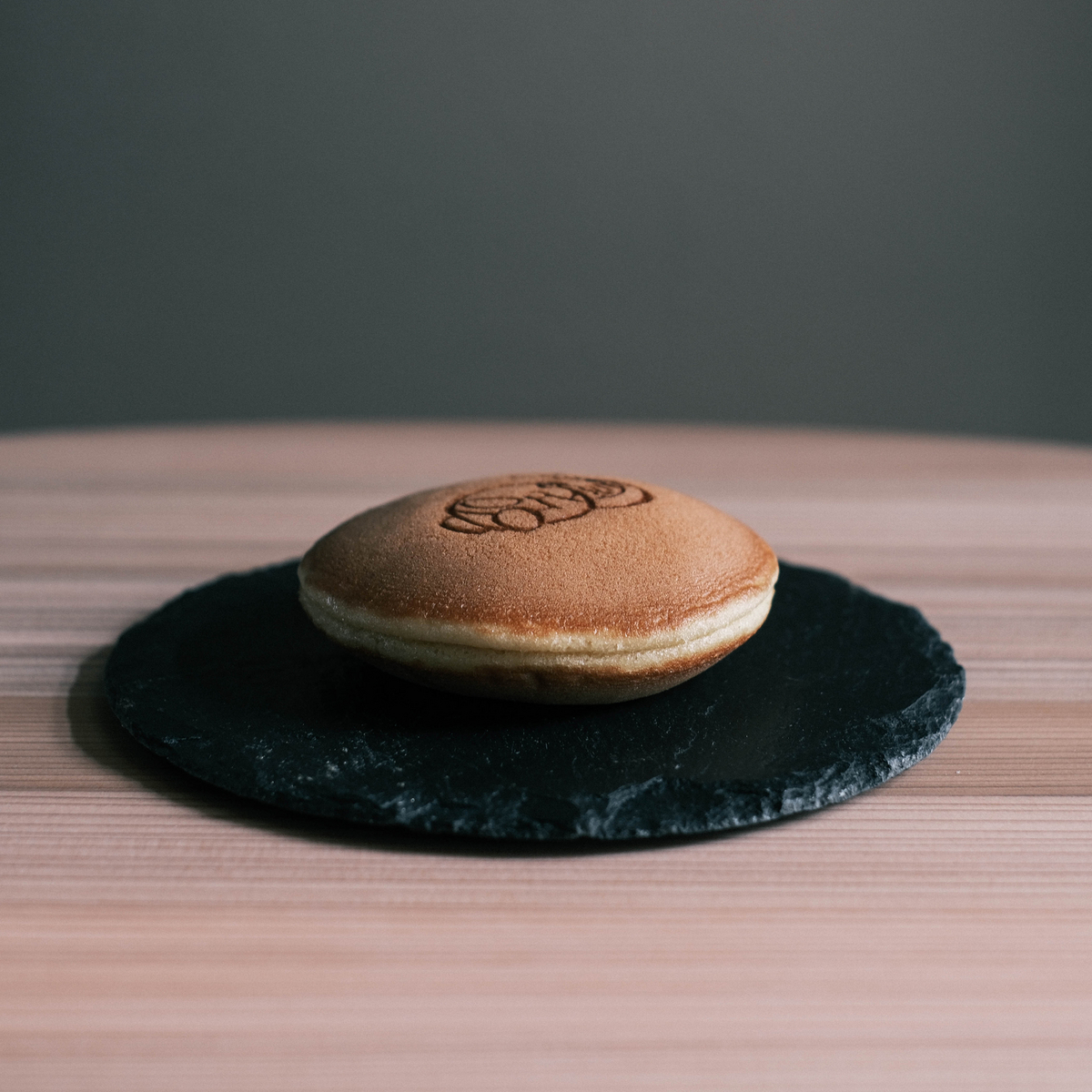 藤子屋 どらやき - どら焼きを食べる