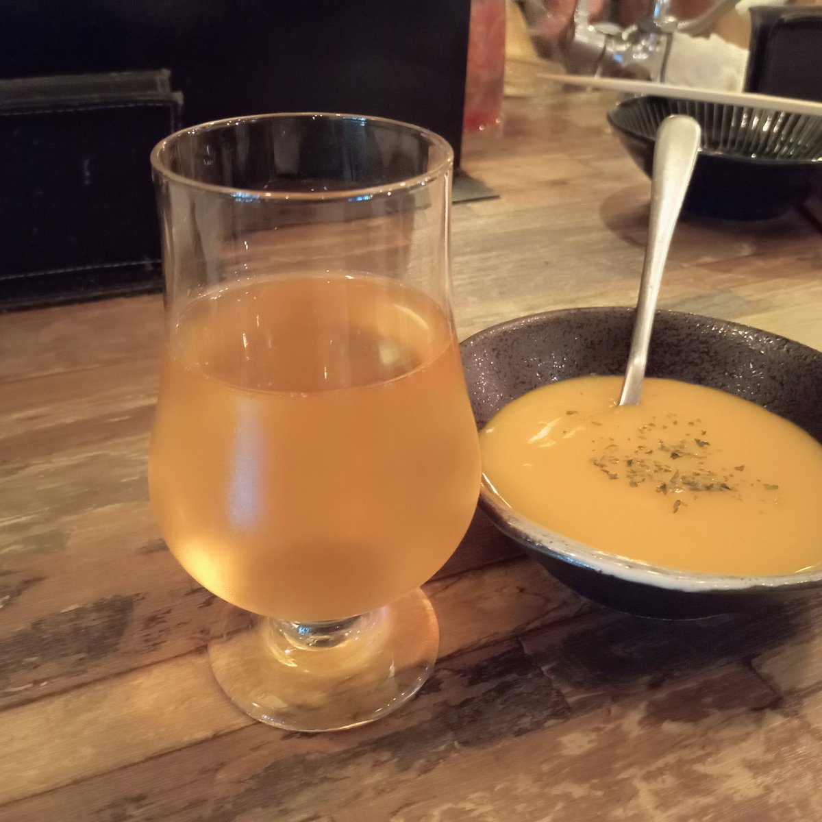 Smog City - White Peach Saison - 芳しき危険な黄金色