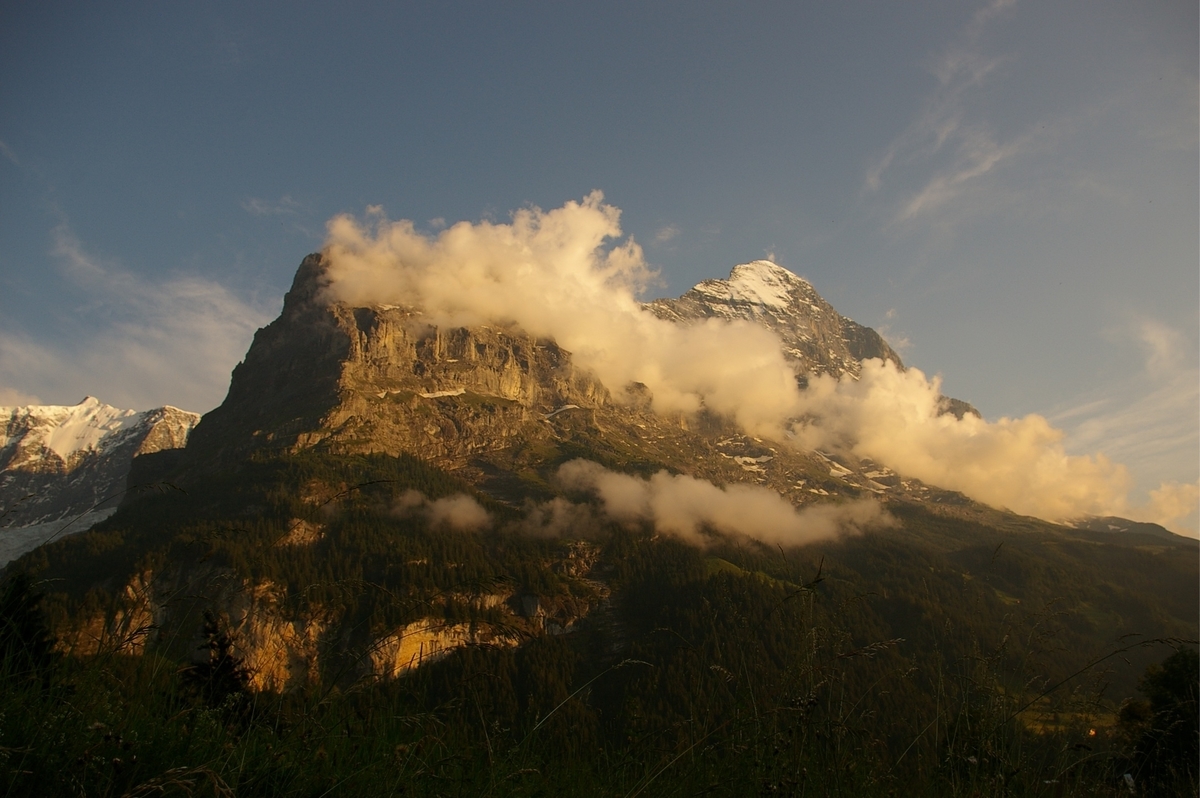 スイス・グリンデルヴァルトから見る名峰アイガーの死の壁：岸壁と登山家 | 旅に魅せられて: Fascinated by Travel