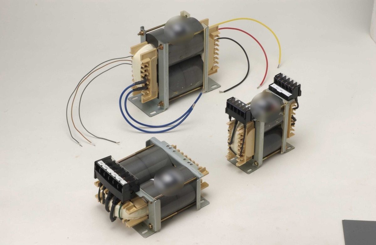 日幸電機の商用変圧器「NCWトランス」は制御盤、ラックなど設置場所を検討する上で大きな力を発揮します。【省スペース、軽量、高効率】が持ち味です ...