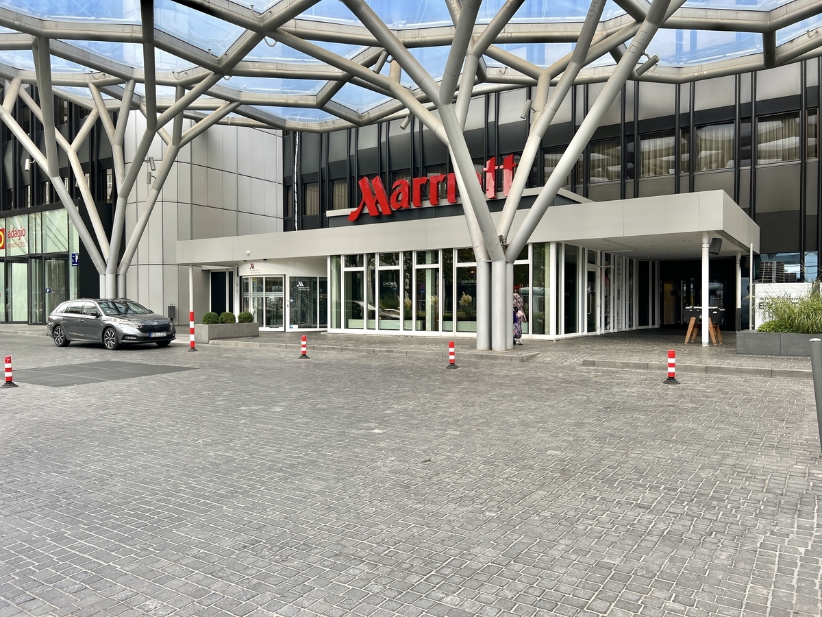 【宿泊記＆レビュー】Frankfurt Marriott Hotel（フランクフルト マリオット ホテル）：フランクフルト中央駅からトラムで4つ目（約5分）の「Ludwig-Erhard ...