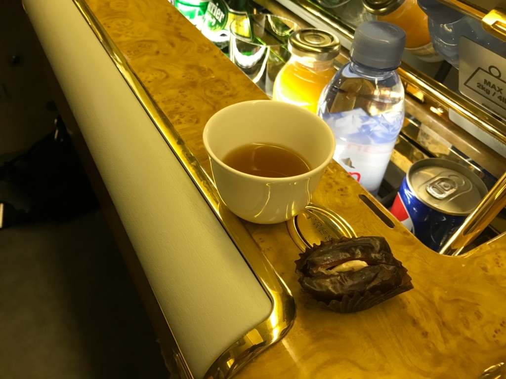 4日目：エミレーツ航空 EK349 コロンボ〜ドバイ(DXB) ファースト - Out of Office サラリーマン週末旅行記録