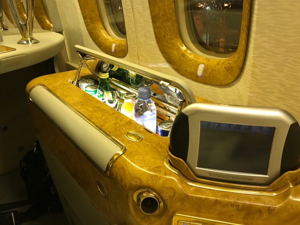 4日目：エミレーツ航空 EK349 コロンボ〜ドバイ(DXB) ファースト - Out of Office サラリーマン週末旅行記録
