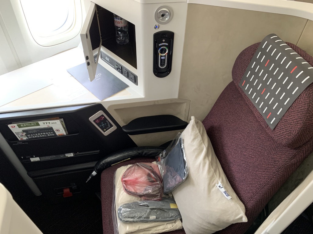 復路：JAL JL712 シンガポール〜成田 ビジネス - Out of Office サラリーマン週末旅行記録