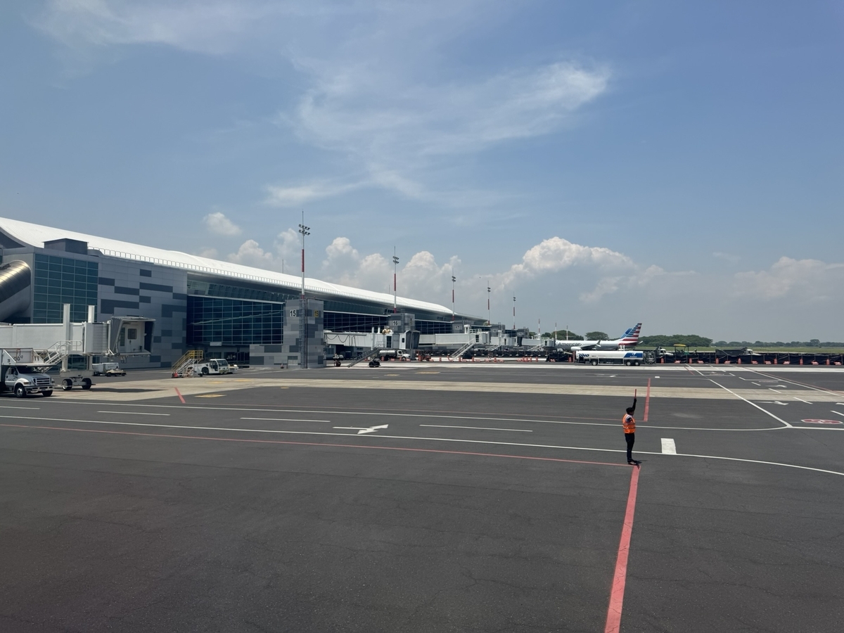 1日目：アメリカン航空 AA937 ダラス〜サンサルバドル ビジネス - Out of Office サラリーマン週末旅行記録