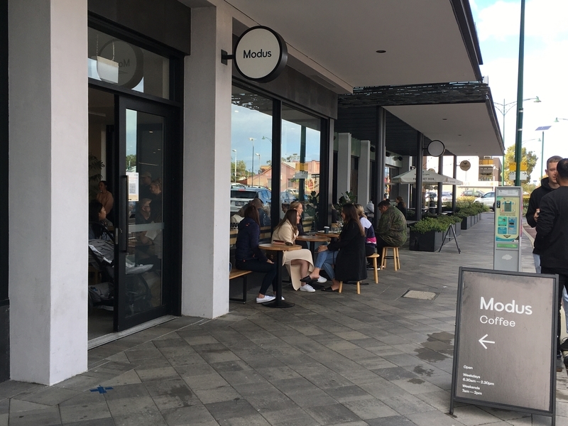 お客さんがひっきりなし！カフェ【Modus】 - パースねこのお散歩日記