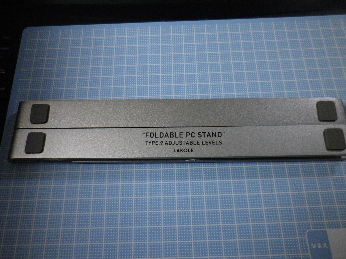 LAKOLEのPCスタンド - ローリングコンバットピッチなう！