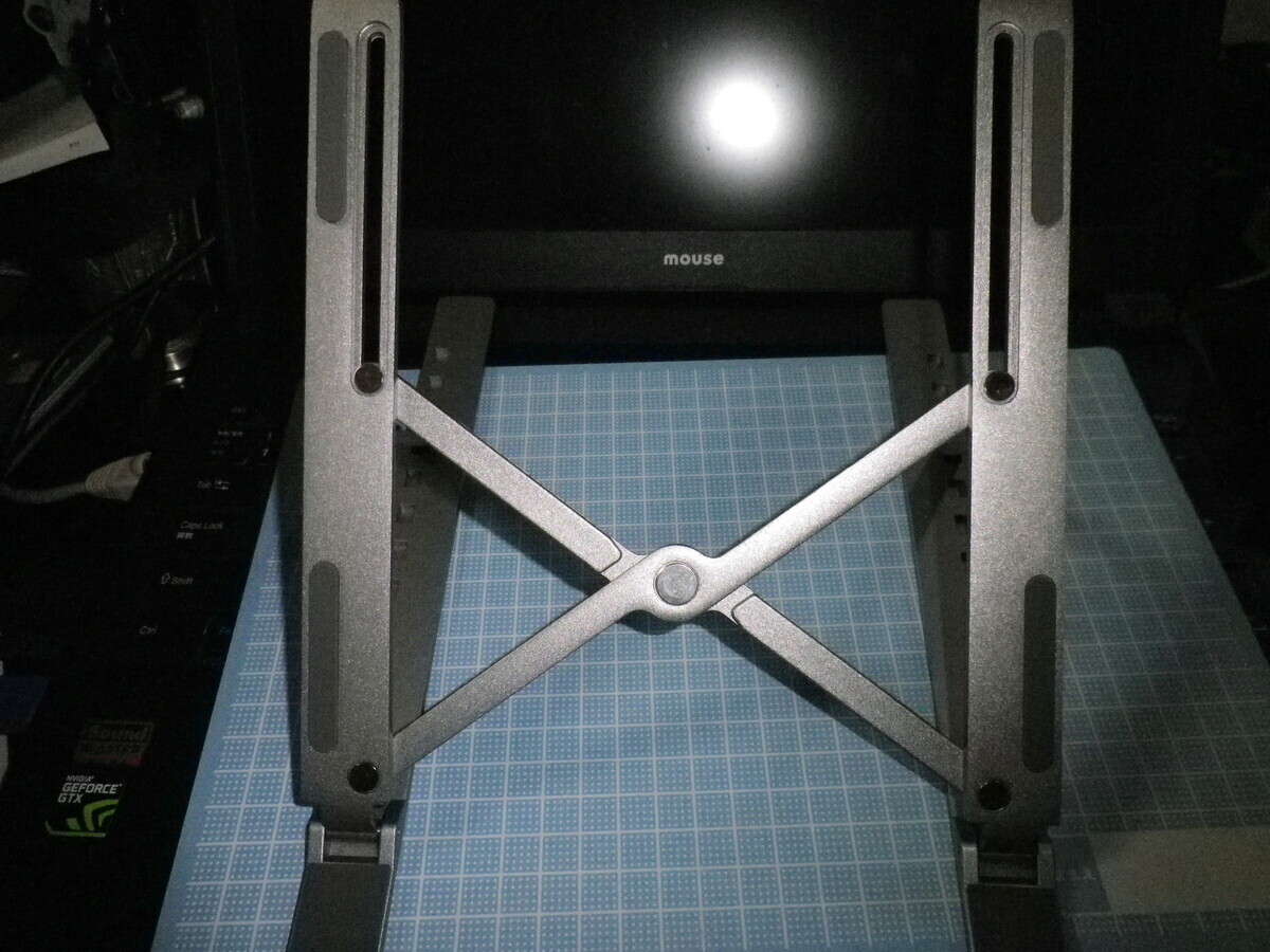 LAKOLEのPCスタンド - ローリングコンバットピッチなう！