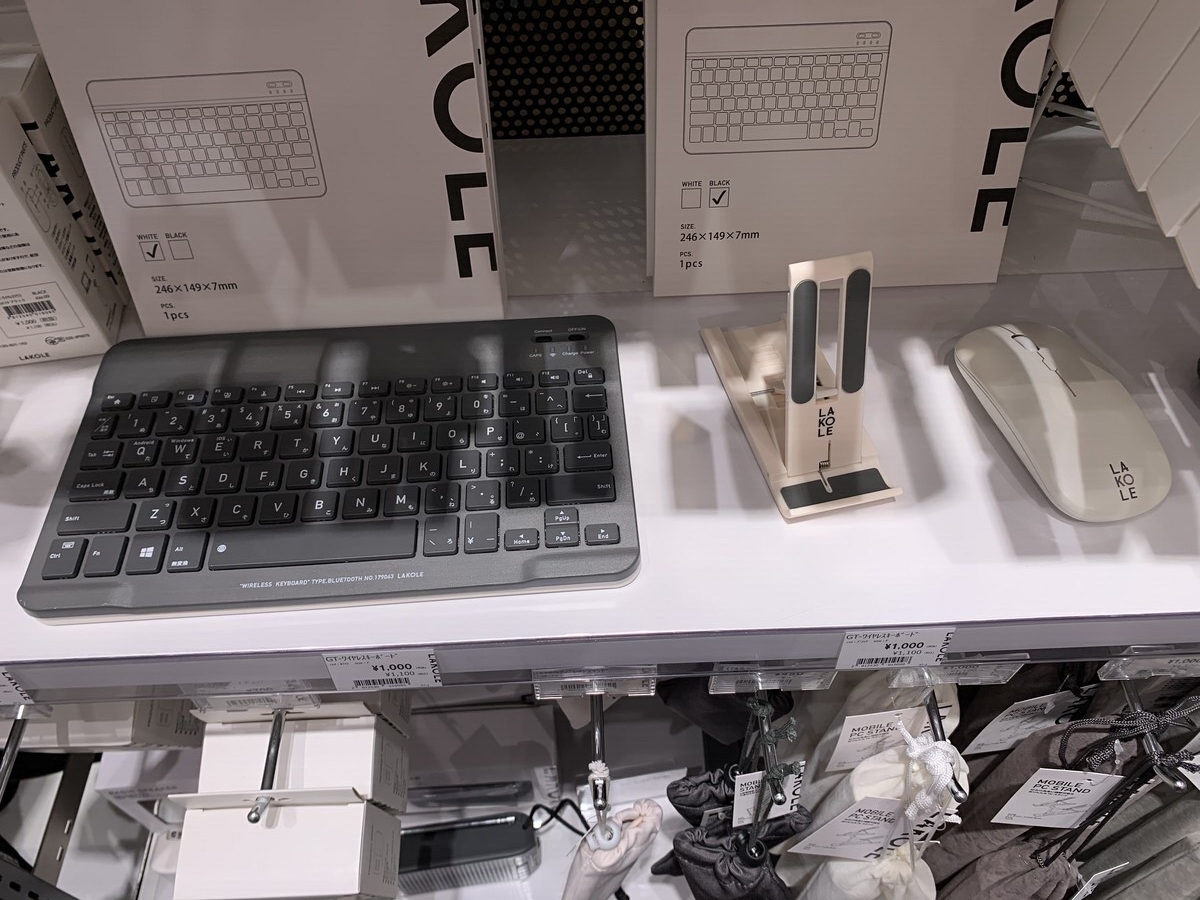 LAKOLEのPCスタンド - ローリングコンバットピッチなう！