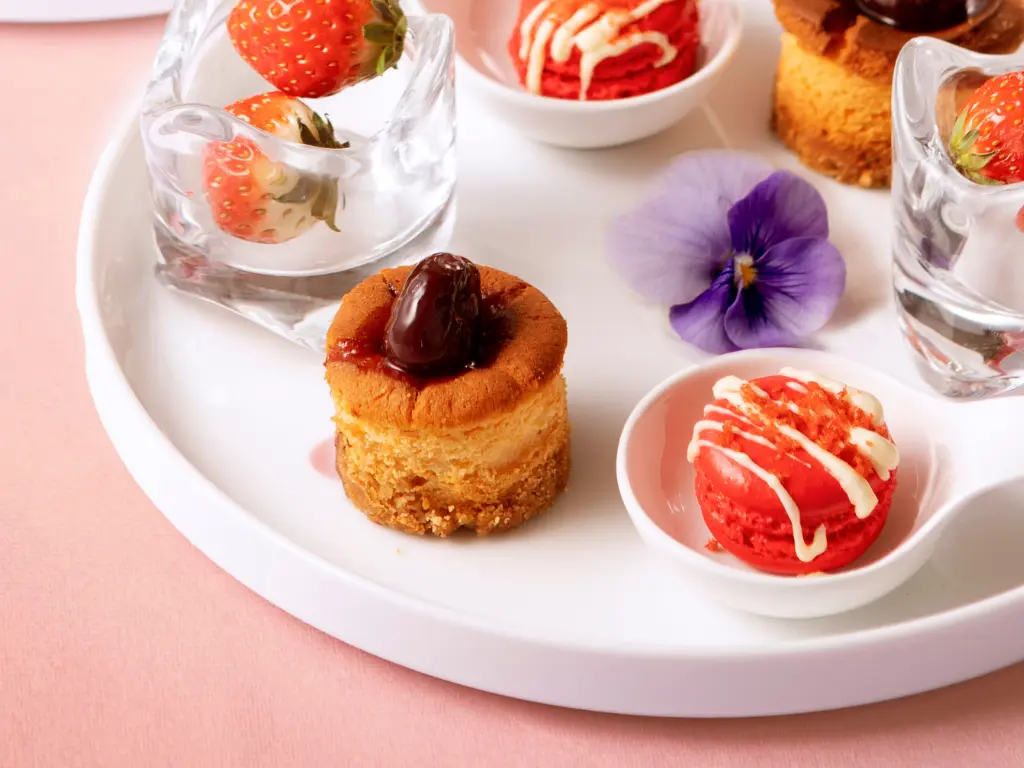 【メルキュール横須賀】横須賀の苺と桜が奏でるアフタヌーンティー。春の香りに包まれたムースやケーキなど - Sweetravel♬