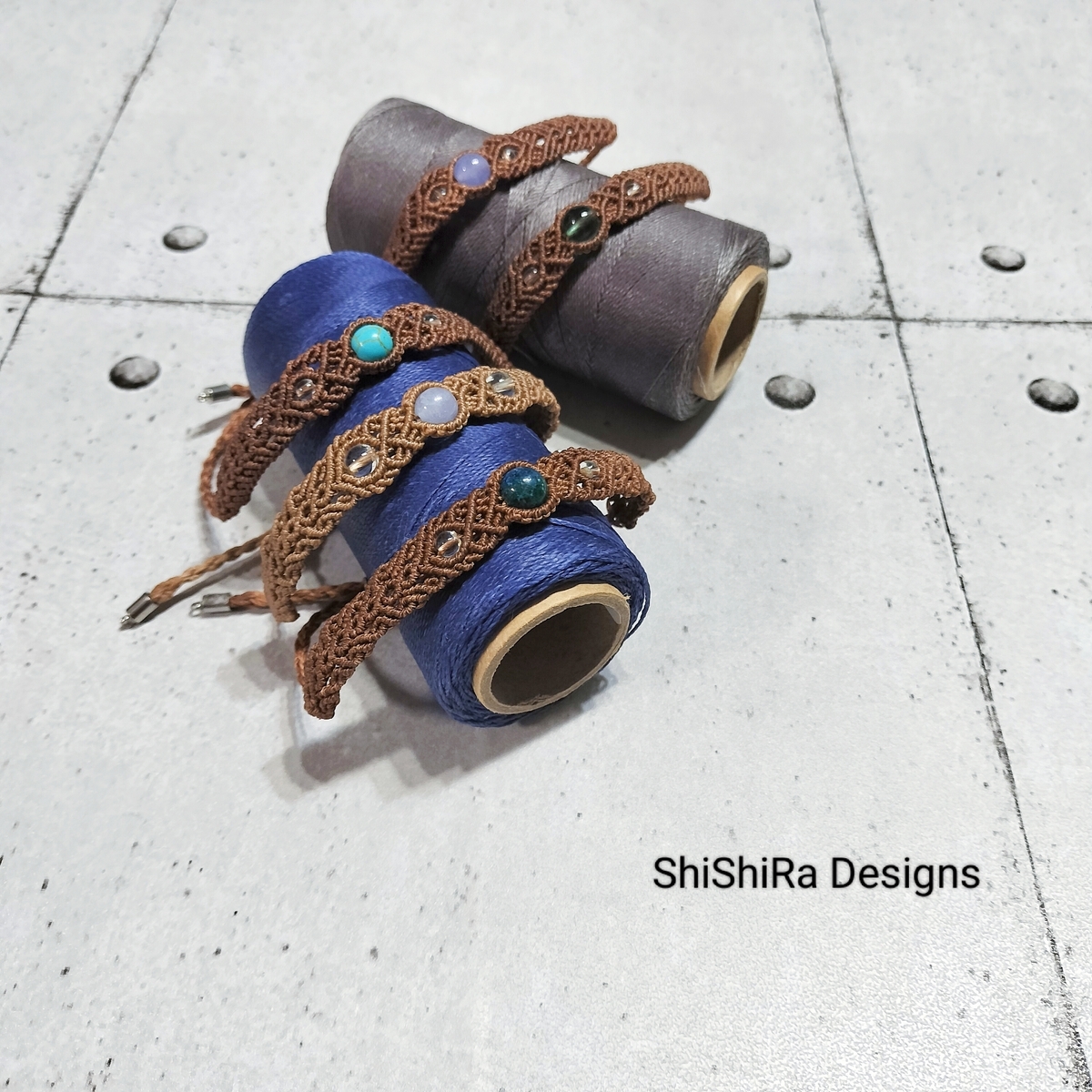 マクラメブレスレットの仕上げ。 - ShiShiRa Designs マクラメアクセサリー