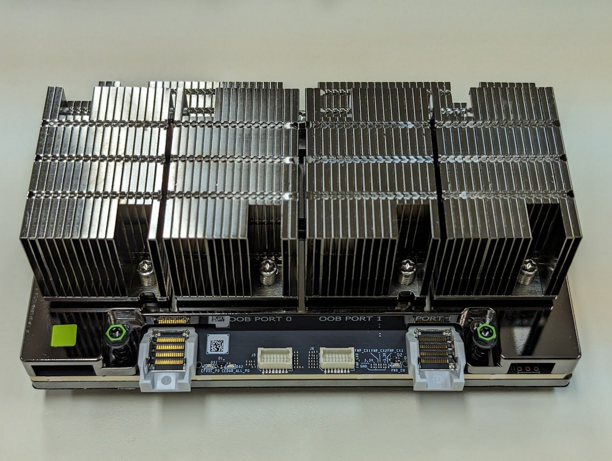 NVIDIA DGX H100のConnectX-7 x 4個搭載のボードの写真 - Vengineerの妄想