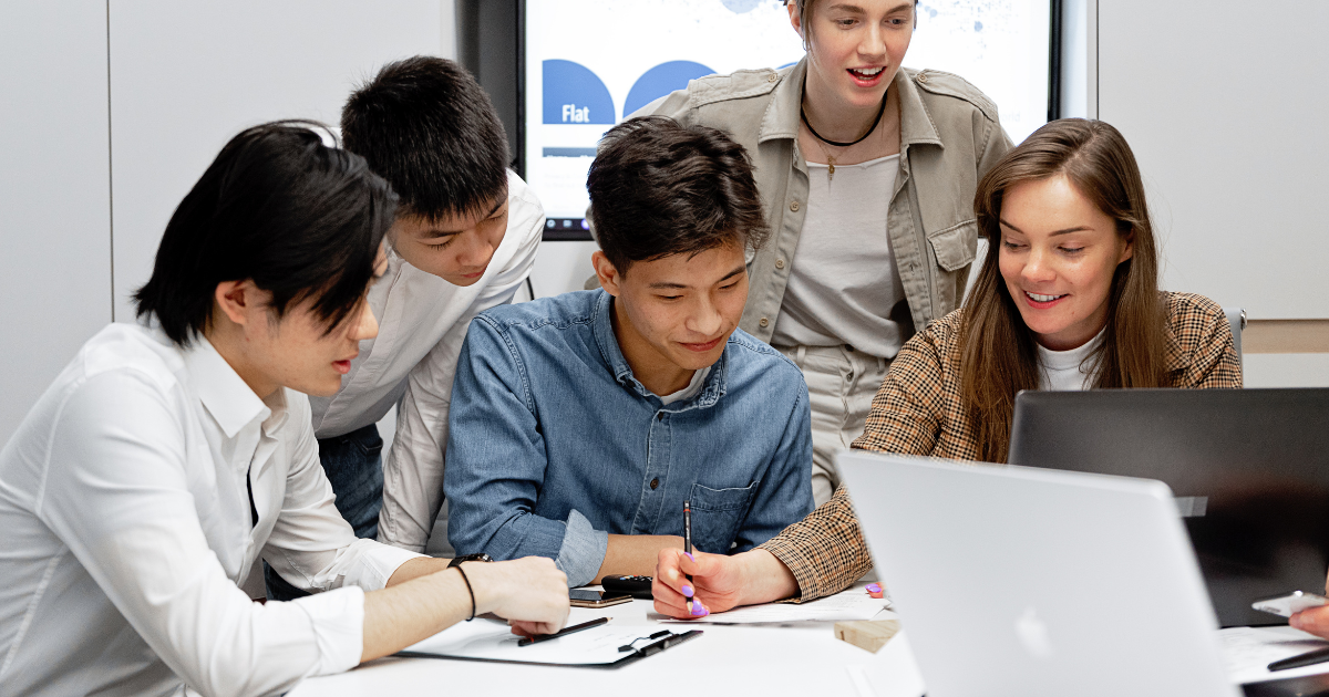 同僚を表す単語の違い [Colleague] [coworker] [peer] [team] [member] [associate]