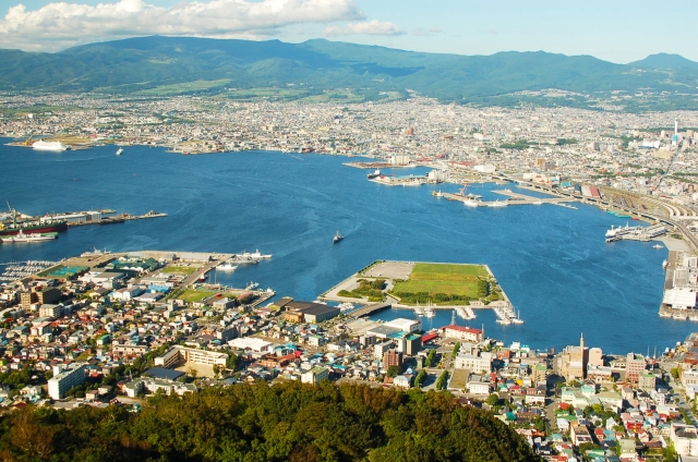 The hotel looks over Belfast Bay. ってどんな意味？～look overその1～【句動詞表現#42 ...