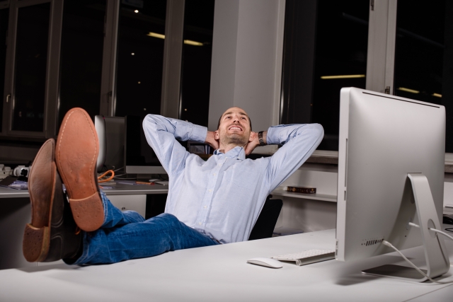 I love to kick back and relax on a sofa. ってどんな意味？～kick back その1～【句動詞表現 ...