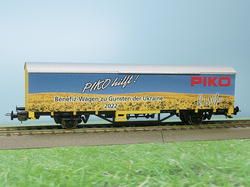 PIKO 72227 Benefizwagen Ukraine 2022 - 穂の原でんしゃ製作所