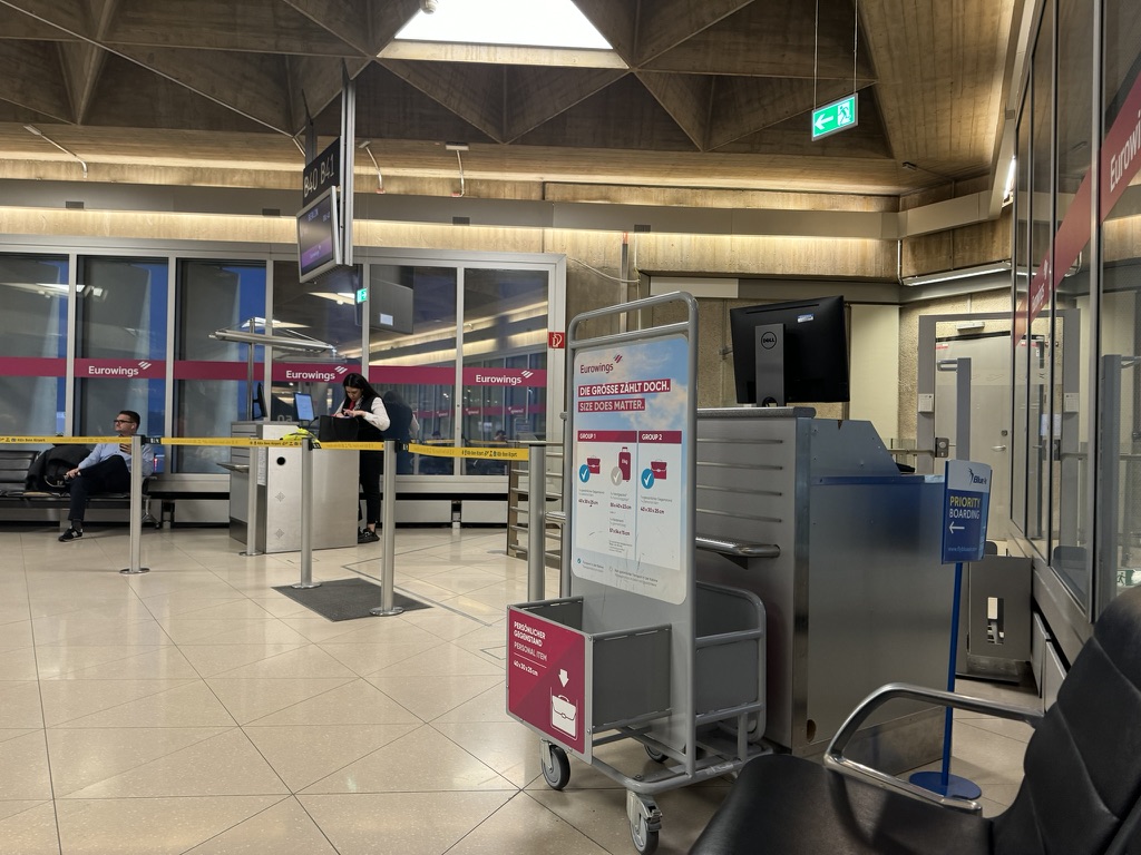 【搭乗記】ANA会員はユーロウイングス搭乗時に特典利用できる？ LCCのケルン-ベルリン便搭乗時のラウンジ・機内食・座席・モニター・獲得マイル・オンラインチェックインなど実体験紹介(EW012 ...