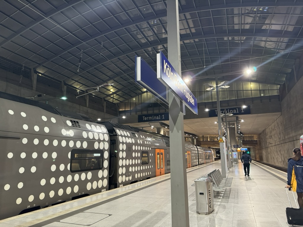 【搭乗記】ANA会員はユーロウイングス搭乗時に特典利用できる？ LCCのケルン-ベルリン便搭乗時のラウンジ・機内食・座席・モニター・獲得マイル・オンラインチェックインなど実体験紹介(EW012 ...