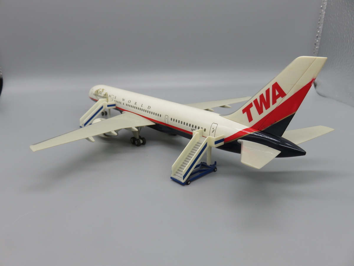 モデルプレーン ホーガンウイングス1/200 〜TWAのB757-200〜 - レゴシティのブログⅡ