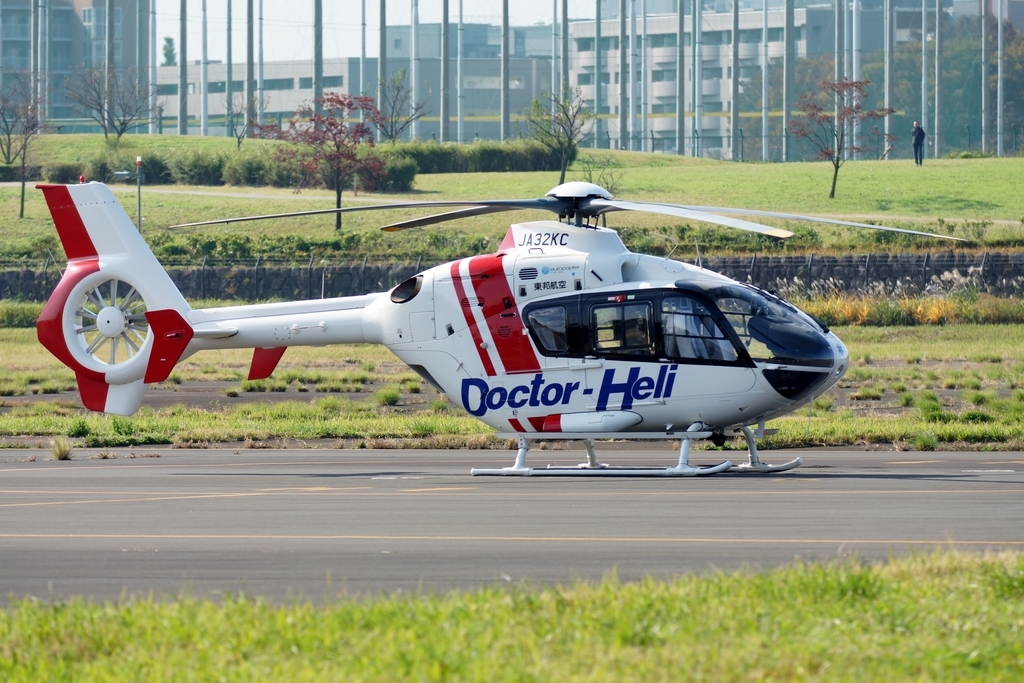 2018年11月8日（木） ドクターヘリ整備中 JA32KC 調布飛行場 - 基本は調布飛行場で見たヘリコプターの日記