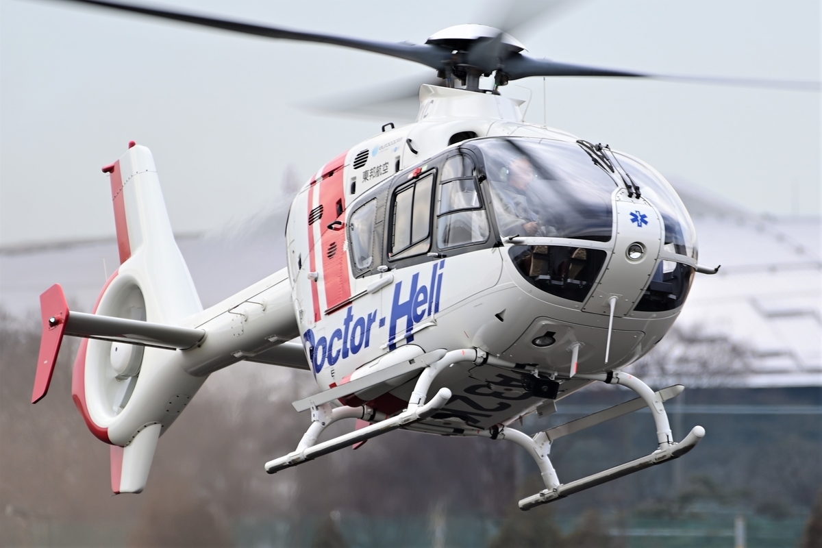 2021年1月5日（火） 調布飛行場でのヘリコプターのお撮り初めは紅白がめでたいJA32KCだった話 - 基本は調布飛行場で見たヘリコプターの日記