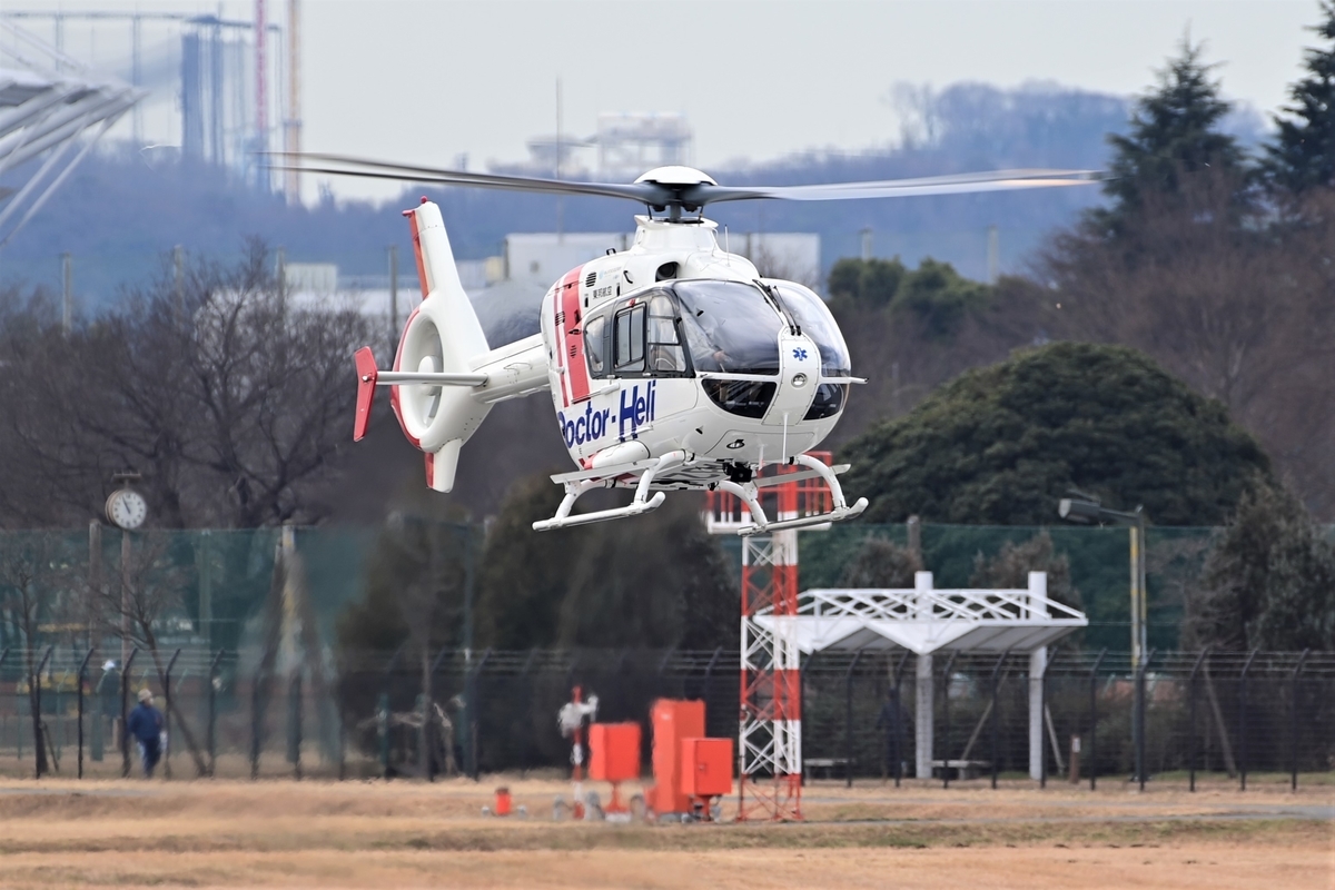 2021年1月5日（火） 調布飛行場でのヘリコプターのお撮り初めは紅白がめでたいJA32KCだった話 - 基本は調布飛行場で見たヘリコプターの日記