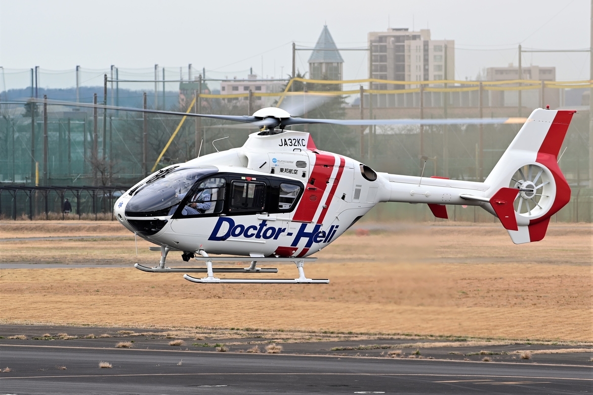 2021年1月5日（火） 調布飛行場でのヘリコプターのお撮り初めは紅白がめでたいJA32KCだった話 - 基本は調布飛行場で見たヘリコプターの日記