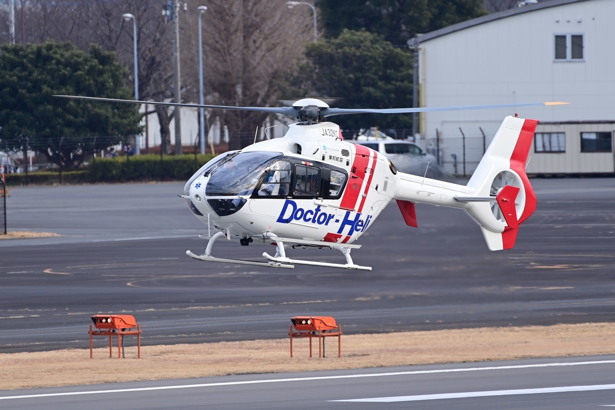 2021年1月5日（火） 調布飛行場でのヘリコプターのお撮り初めは紅白がめでたいJA32KCだった話 - 基本は調布飛行場で見たヘリコプターの日記