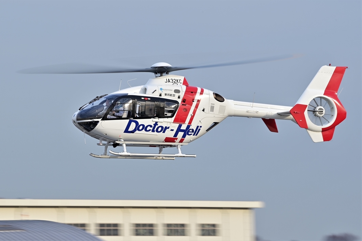 2021年1月5日（火） 調布飛行場でのヘリコプターのお撮り初めは紅白がめでたいJA32KCだった話 - 基本は調布飛行場で見たヘリコプターの日記