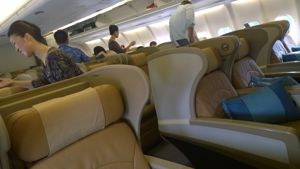 シンガポール航空 BUSINESS CLASS A330-300 SQ671 NGO-SIN - ファーストクラス搭乗記