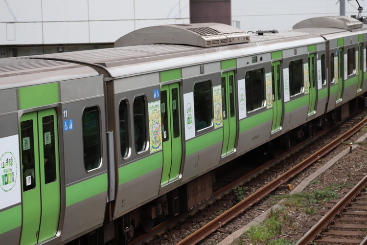 E235系 山手線環状運転100周年記念ラッピング編成を撮る - 安全側線だいありー3