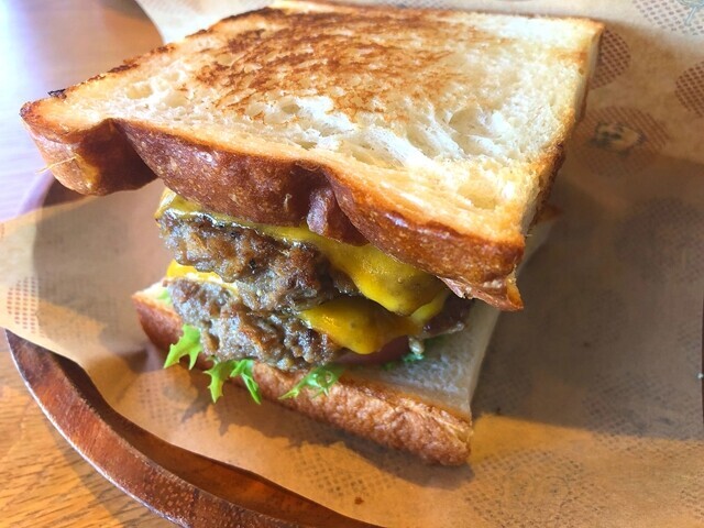 EMILY TEA&.BREAD平塚店でハンバーガーレビュー！メニューと料金、駐車場詳細！ - 自由気ままにアンザイレン