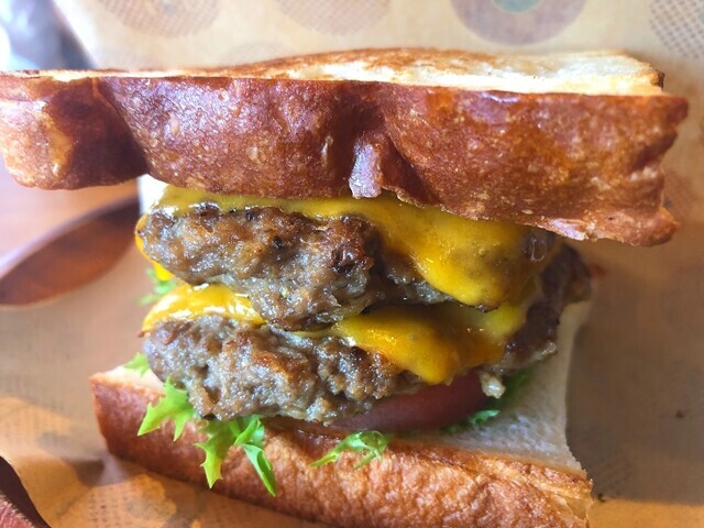 EMILY TEA&.BREAD平塚店でハンバーガーレビュー！メニューと料金、駐車場詳細！ - 自由気ままにアンザイレン